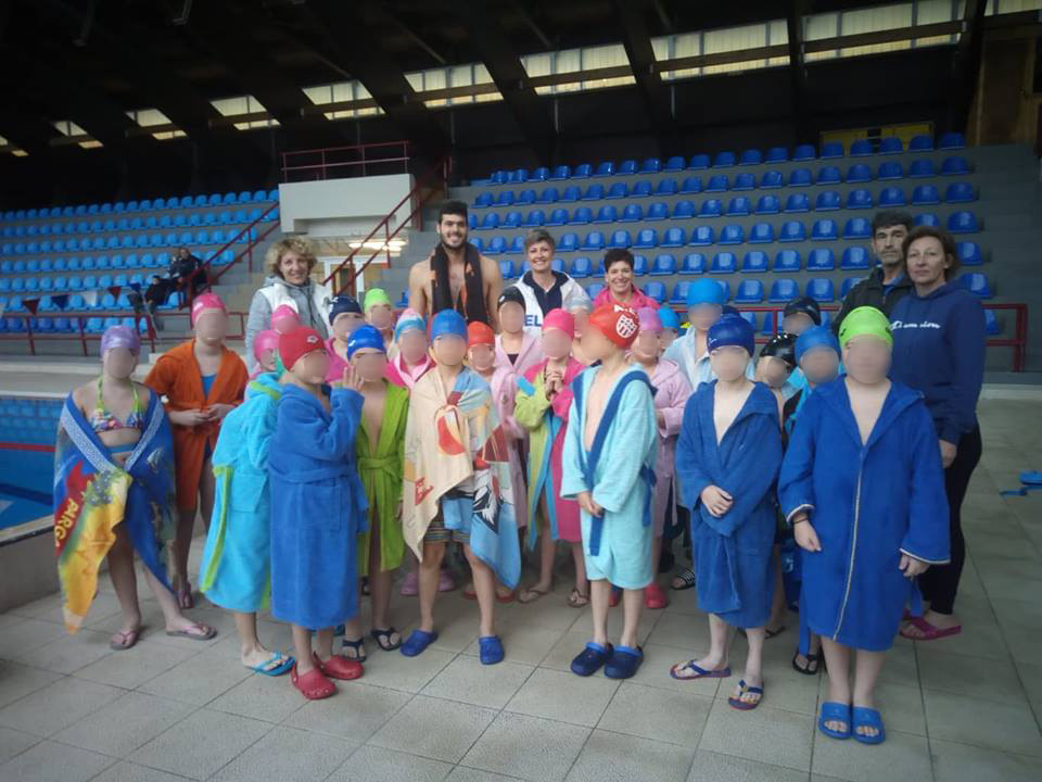 Οι μικροί κολυμβητές μαθαίνουν τα μυστικά από τον πρωταθλητή Οδυσσέα ...