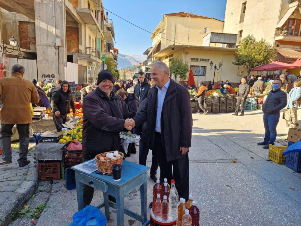 Επίσκεψη Βλαχογιάννη στη λαϊκή αγορά Καλαμπάκας