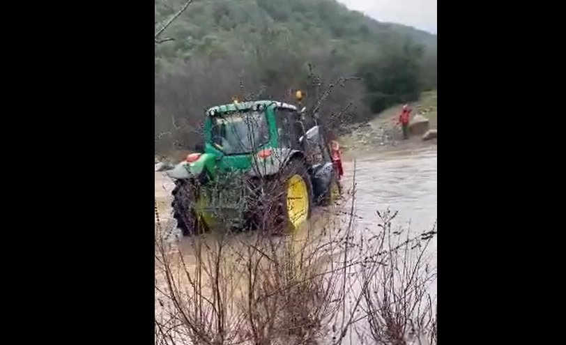 Τρίκαλα: Απεγκλωβισμός κυνηγών… με τρακτέρ – video
